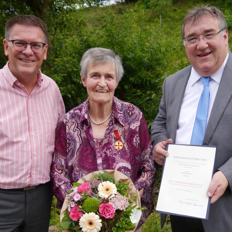 Bundesverdienstkreuz für Ingrid Kudling - Schwarzes Kreuz Christliche ...